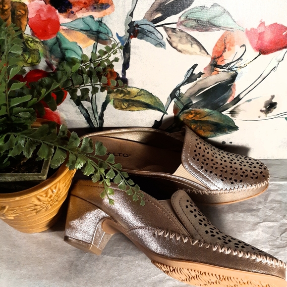 Rialto | Shoes | Beautiful Gold Mules | Poshmark